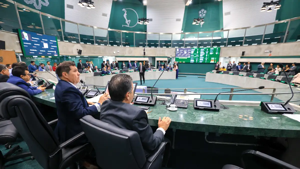 Alece aprova projetos que alteram carreiras no Executivo - TrendsCE